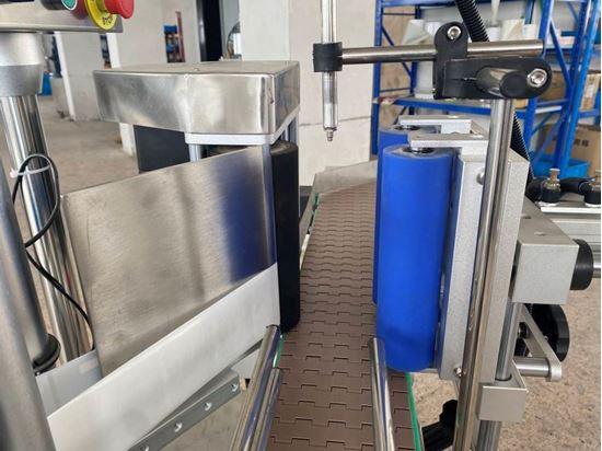 Automatic round bottle labeling machine - Fill2 Package Machinery